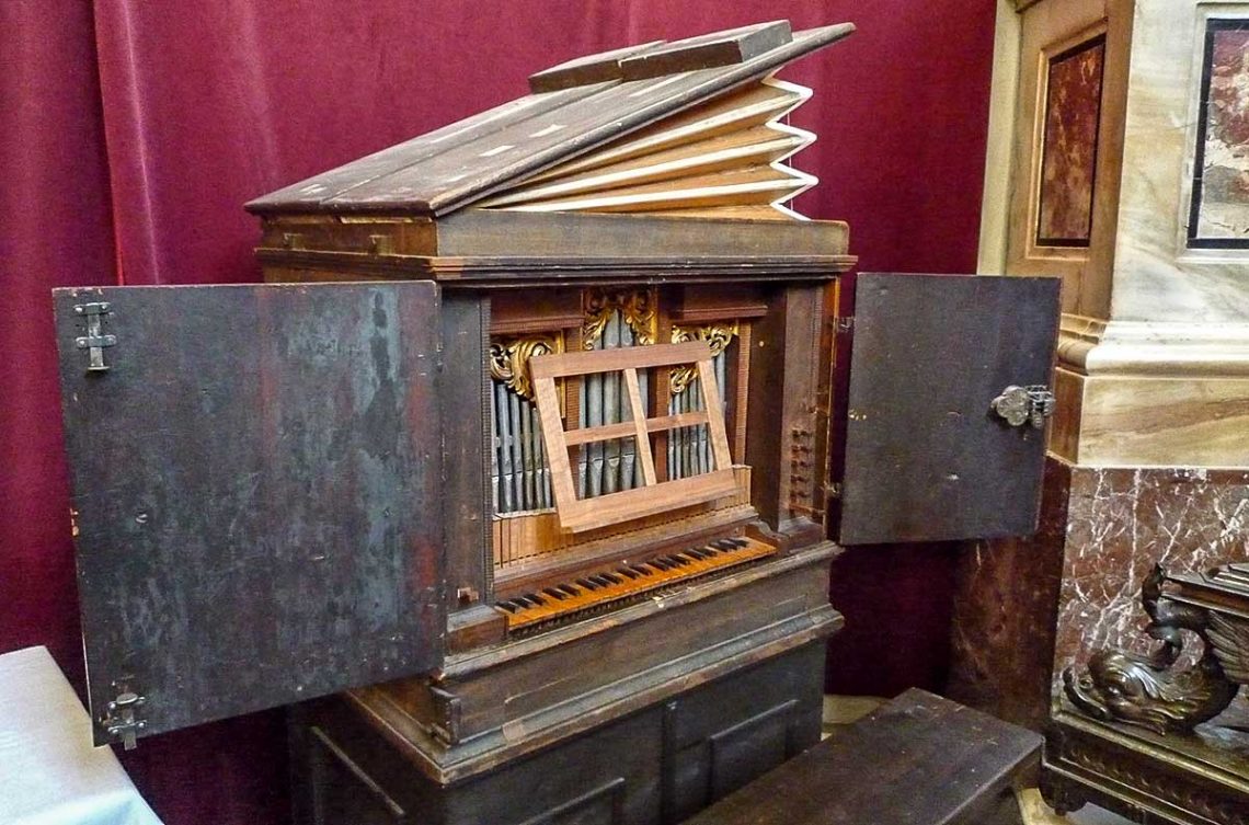 Portative organs and "portative organs" - Medieval Organ