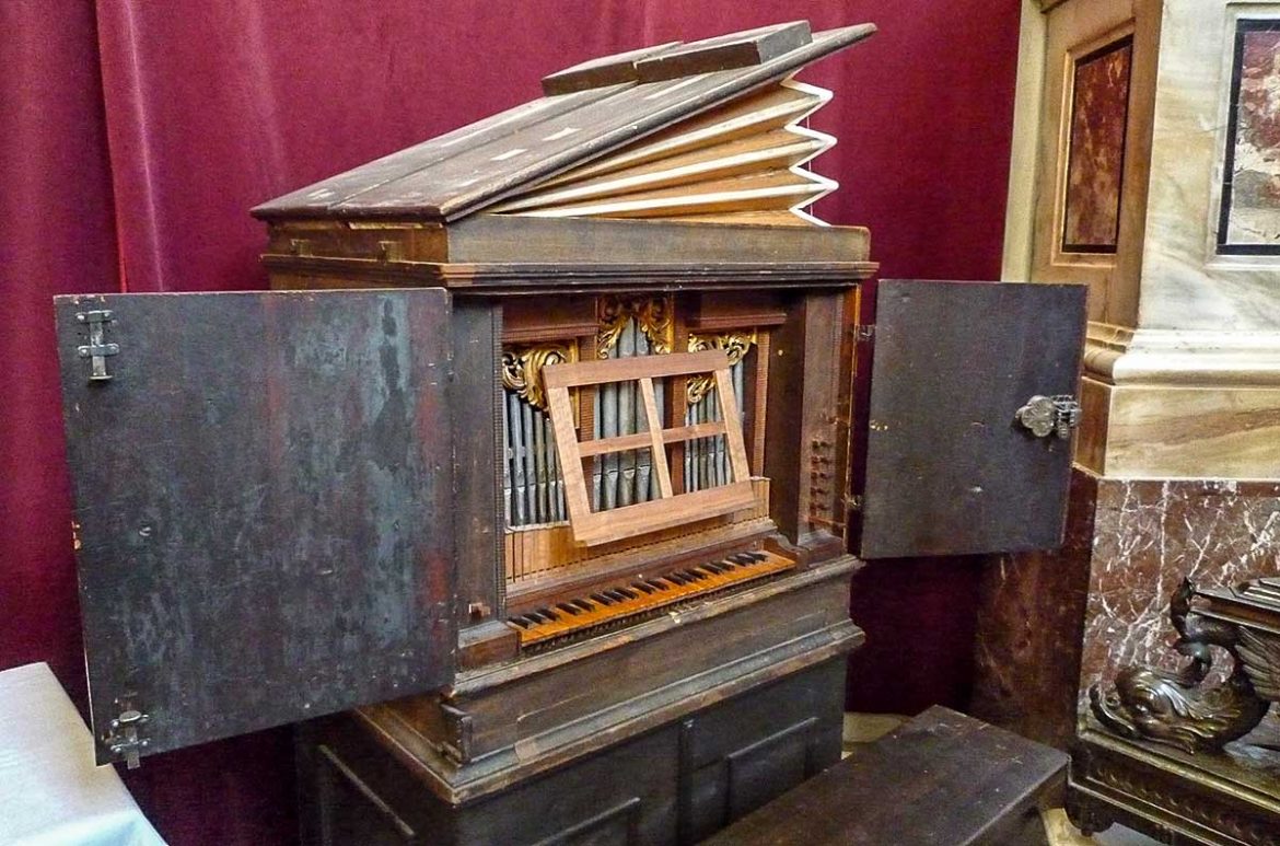 Portative organs and "portative organs" - Medieval Organ